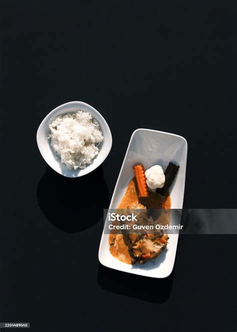 어두운 배경에 찐 쌀을 곁들인 전통 태국 카레 요리의 평면도 코코넛 기반 카레 야채 향신료를 곁들인 정통 태국 요리 아시아 음식 문화 및 미식 식사 컨셉 0명에 대한 스톡