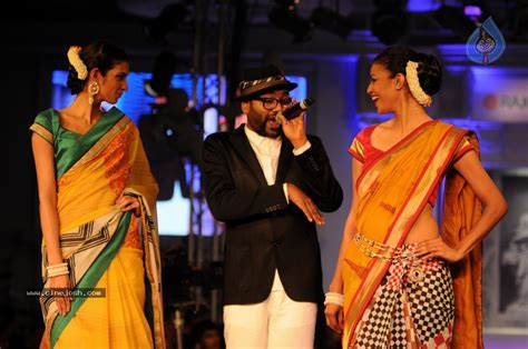 Sonakshi Sinha At The Rajguru Fashion Parade Photo 45 Of 47