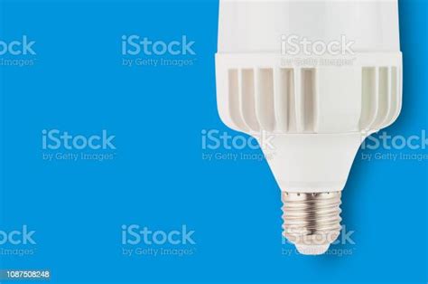 1 새로운 플라스틱 복사 공간 파란색 배경에 전구를 지도 했다 저장 및 경제 또는 녹색 에너지 개념 상위 뷰 0명에 대한 스톡 사진 및 기타 이미지 Istock