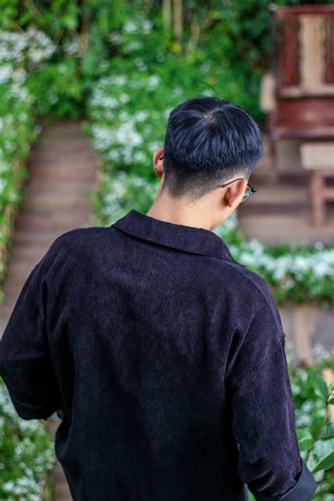 검은 머리 검은색 셔츠 경치가 좋은 고독 고요한 고요한 환경 남성 패션 남자 녹지 도시 정원 뒷모습 라이프스타일 명상 적 미니멀리스트 패션 숲