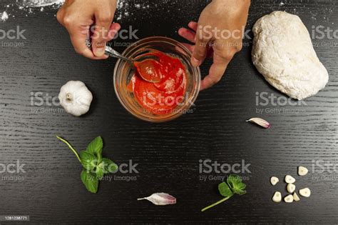 신선한 이탈리아 피자를 만들기 위해 크림 마늘 조미료와 토마토 페이스트를 교반 하는 요리사 소녀 30 34세에 대한 스톡 사진 및 기타 이미지 Istock