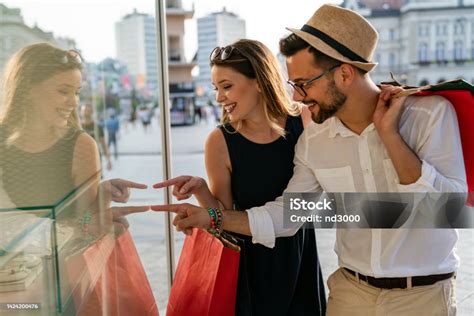 쇼핑을 즐기며 도시에서 즐거운 시간을 보내는 아름다운 젊은 커플 사랑 데이트 라이프스타일 컨셉 20 24세에 대한 스톡 사진 및 기타 이미지 Istock