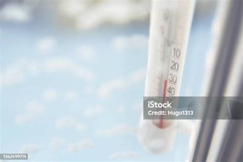 주변 온도를 측정하기 위한 클래식 수은 온도계 창 밖 섭씨 영하 30도 0명에 대한 스톡 사진 및 기타 이미지 0명 1월 25 Istock