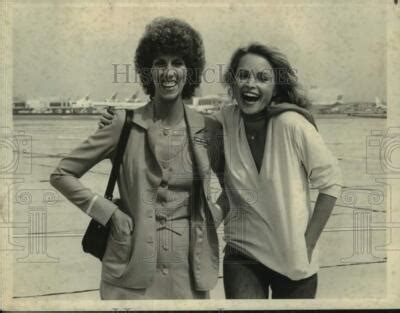 1978 Press Photo Marcia Wallace And Pat Klous In Flying High On Cbs Television Ebay