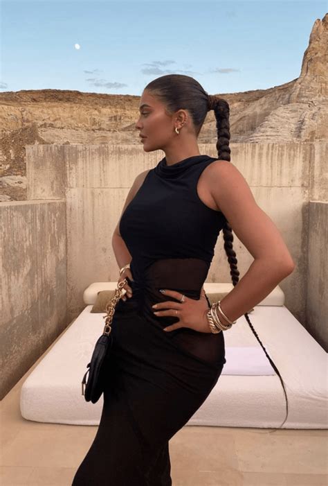 Kylie Jenner Posts Thirst Trap Cleavage Pics Coded Message To Travis