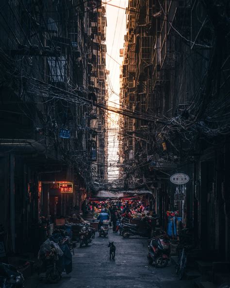 배경 화면 분위기 건물 하부 구조 노면 건축물 창문 바퀴 타이어 하늘 이웃 벽 아침 마천루 도로 경계표 탑 블록 골목 시티 대도시 지역