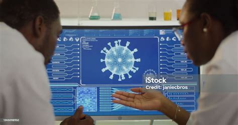 실험실 장비 및 컴퓨터 화면에 코로나 바이러스 모델 아프리카 인종 과학자들이 토론하고 있습니다 손과 스크린에 가까이 포인팅 세부 정보 20 24세에 대한 스톡 사진 및 기타
