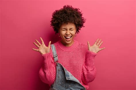 Крупным планом молодая привлекательная и харизматичная женщина изолирована Бесплатно Фото