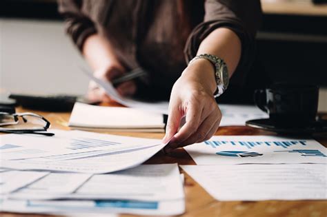 비즈니스 여성 투자 컨설턴트 분석 회사 연간 재무 보고서 대차대조표 문체 문서 그래프와 함께 작업 비즈니스 시장 사무실 세금의 개념 그림 개념에 대한 스톡 사진 및 기타