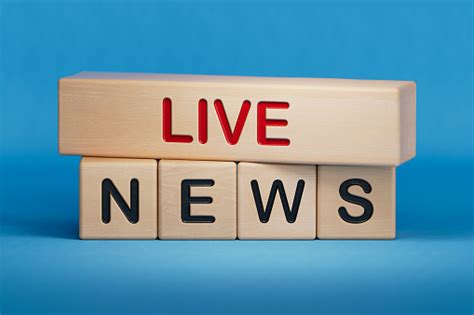 라이브 뉴스 기호입니다 라이브 뉴스라는 단어가 있는 나무 블록 나무 큐브 블록입니다 복사 공간3d 파란색 배경에 렌더링합니다 Brand Name Online