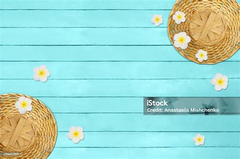파란색 나무 판자에 플루메리아 꽃이 있는 밀짚 갈색 모자 휴가 여행 뜨거운 열대 국가의 관광 공간 복사 갈색에 대한 스톡 사진 및 기타 이미지 Istock