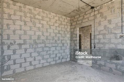 개별 주거용 건물의 건설 내부 파티션은 확장 된 점토 콘크리트 블록으로 만들어집니다 0명에 대한 스톡 사진 및 기타 이미지