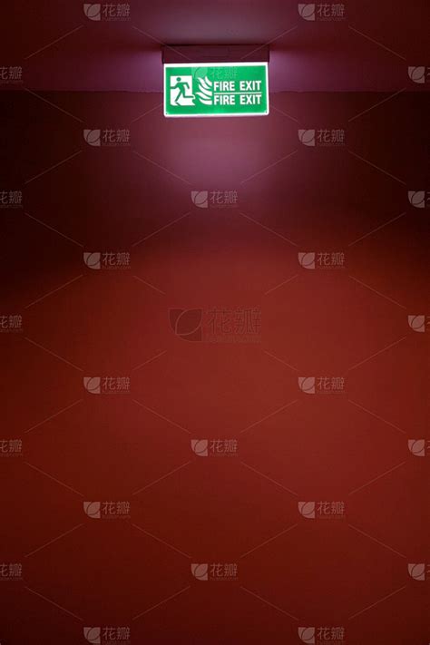 红墙上的防火出口板