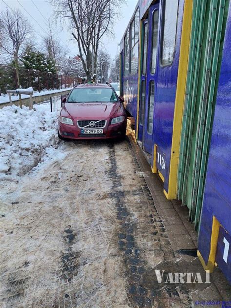 У Львові через неприбрані вулиці автомобіль заблокував рух трамваїв ФОТО Читайте на Ukr Net