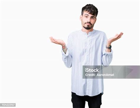 격리 된 배경 우 둔 하 고 혼란 스 러 워 식으로 발생 하는 손과 팔을 통해 젊은 잘생긴 비즈니스 사람 의심 개념입니다 감정에