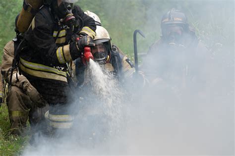 페트로파블로프스크캄차츠키 시티 러시아 캄차카 반도 2019년 8월 7일 소방대 중 캄차카 연방 소방서 1호 소방대 소방관 심리훈련 의 소방구역 극복 훈련 간통에 대한 스톡