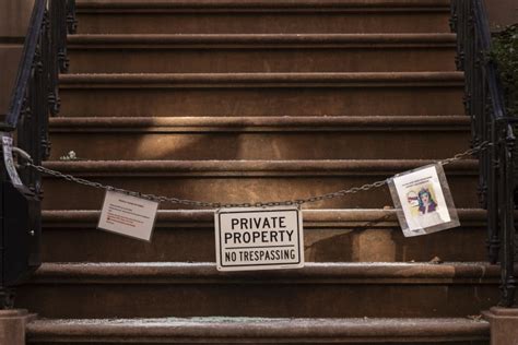 Carrie Bradshaws Sex And The City Brownstone Will Get A Gate To