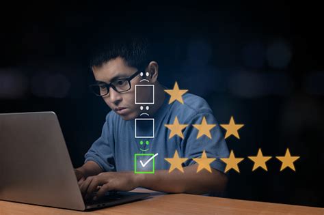 디지털 터치 스크린의 웃는 얼굴 아이콘에 가상 화면으로 자신의 컴퓨터 노트북에서 탐색 하는 젊은 남자 고객 서비스 평가 개념 35 39세에 대한 스톡 사진 및 기타 이미지