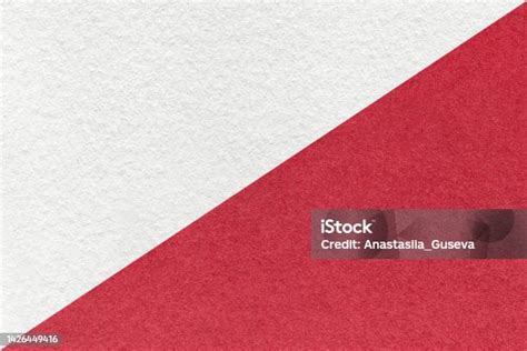공예 흰색과 빨간색 종이 배경의 질감 절반 두 가지 색상 매크로 빈티지 밀도가 높은 크래프트 루비 판지 0명에 대한 스톡 사진