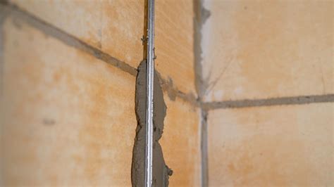 수리에 벽을 채우고 수평을위한 금속 안내 비콘의 설치 석고 벽에 대 한 수준을 설정 합니다 석고 박격포에 비콘 벽을 평준화하기위한 비콘설치 0명에 대한 스톡 사진 및 기타