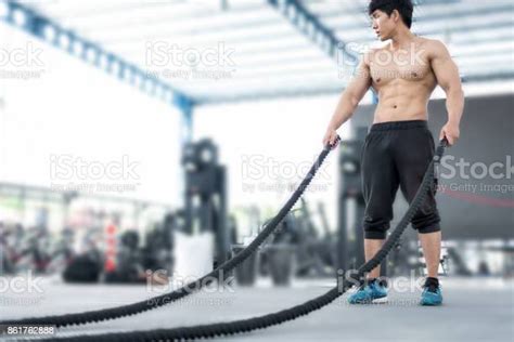 젊은 남자 피트 니스 센터에서 운동을 실행 합니다 남자 선수 체육관에서 배틀 로프 훈련입니다 헬스 클럽에서 운동을 하는 스포티 한 남자 건강한 생활방식에 대한 스톡 사진 및