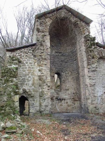 წმ გიორგის სამნავიანი ბაზილიკური ეკლესია ნანგრევები