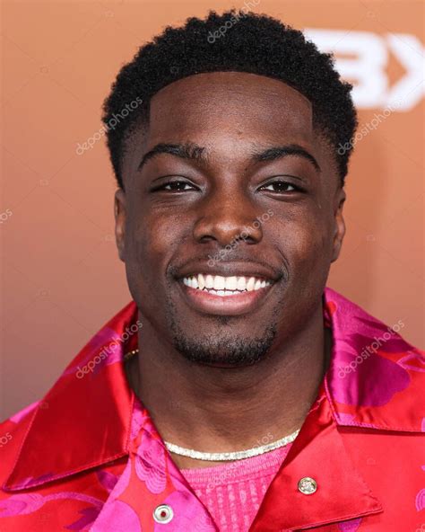 El Actor Estadounidense Deion Smith Llega Al Estreno De La Temporada 3 De Outer Banks De