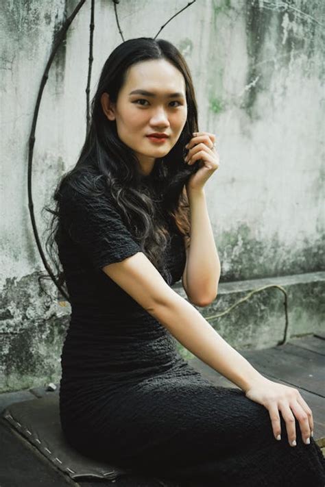 갈색 머리 검정 드레스 고독 뒷모습 모델 서 있는 수직 쐈어 여성 패션 사진 해변 혼자 휴가 휴식에 관한 무료 스톡 사진