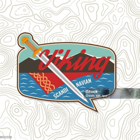 바이킹 전사 로고 배지 스티커 벡터 엠블럼 라벨 및 패치용 바이킹 전투 검이 있는 패치 디자인 전령 방패 빈티지 흑백 스타일 0