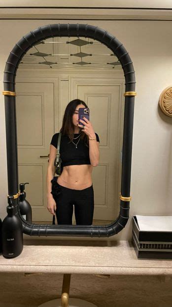Frente Al Espejo Sarah Kohan Presumió Su Six Pack De Acero Y Se Llevó