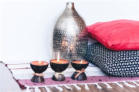 코코넛 껍질에 스파 아로마 촛불 굽기 장식 베개와 여러 가지 색상의 양탄자 배경에 꽃병 아늑한 홈 인테리어 0명에 대한 스톡 사진 및 기타 이미지 Istock