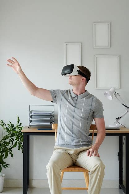Premium Photo Developer In Headset Testing New Virtual Reality