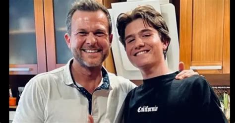 Кога порасна и той Синът на Ненчо Балабанов също е абитуриент истински джентълмен СНИМКА