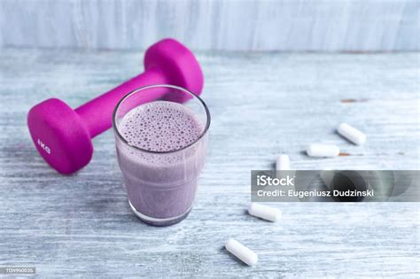 우유와 블루베리를 사용한 단백질 쉐이크 Bcaa 아미노산 및 바이올렛 아령 배경 스포츠 영양 소박한 나무 배경입니다 복사 공간 0명에 대한 스톡 사진 및 기타 이미지