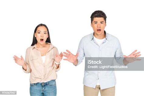 충격 아시아 남자와 여자 몸짓 동안 보고 카메라 고립 에 흰색 2명에 대한 스톡 사진 및 기타 이미지 2명 남자 놀라움 Istock
