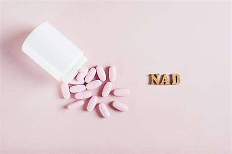 니코틴아미드 아데닌 디뉴클레오티드 노화 방지 알약 분홍색 평면도에 병 클로즈업 Biohacking에 대한 스톡 사진 및 기타 이미지 Biohacking 개념 건강