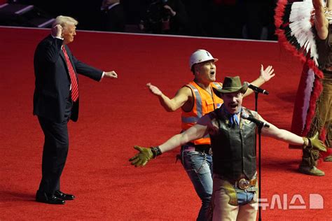 빌리지 피플 Ymca에 춤추는 트럼프 당선인