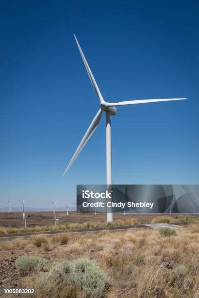 바람 터빈 회전 야생 말 바람 및 태양 에너지 센터에서 풍력에 바람에 0명에 대한 스톡 사진 및 기타 이미지 0명 공장