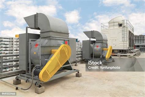 산업용 원심 팬 그리고 산업 환기 시스템 에어컨의 배기구 높은 건물에서 마천루 지붕 탑입니다 원심 분리기에 대한 스톡 사진 및 기타 이미지 Istock