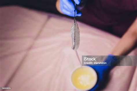 제모 및 미용 개념 나무 왁싱 주걱 스틱으로 제거 하는 머리 설탕 페이스트 또는 왁 스 꿀 개념에 대한 스톡 사진 및 기타 이미지 Istock