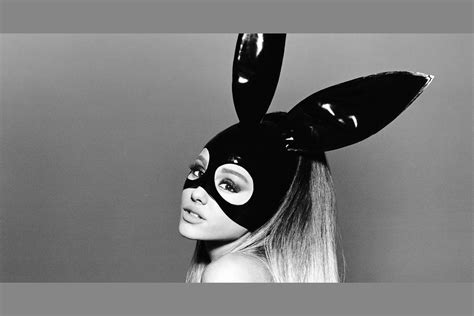 Which Ariana Grande Performance Accessory Should You Wear