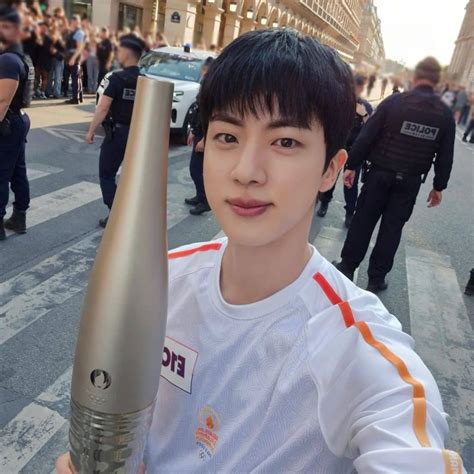 Джин из Bts сделал «красивую публикацию в социальной сети по случаю участия в эстафете передачи