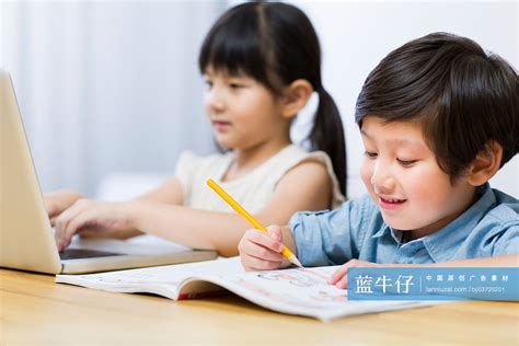 小男孩和小女孩写作业 蓝牛仔影像 中国原创广告影像素材