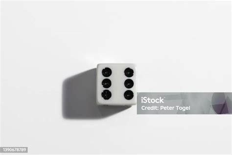 흰색 배경에 여섯 개가있는 단일 흰색 주사위 이기거나 잃는다 행운을 빕니다 도박 장비 도박에 대한 스톡 사진 및 기타 이미지 Istock