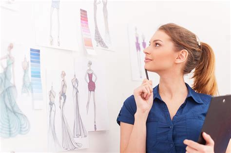 Einen Neuen Modischen Look Kreieren Schöne Weibliche Modedesignerin Die Klemmbrett Hält Und