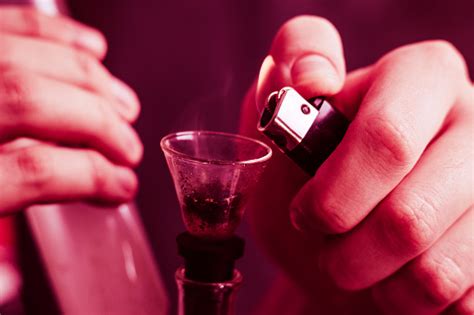 남자 봉 마리화나 대마초를 연기가 난다 연기가 검은 배경에 의료 마리화나 사용과는 대마초의 합법화의 개념 보라색 색조에 건강관리와 의술에 대한 스톡 사진 및 기타 이미지