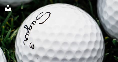 푸른 잔디에 하얀 골프 공 사진 Unsplash의 무료 골프 이미지