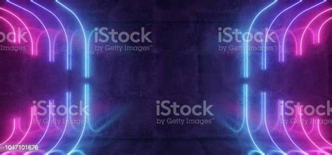 현대 미래 공상 과학 Refelctive 콘크리트 어두운 빈 방에서 보라색과 파란색 튜브 조명 클럽 배경 3d 렌더링을 적 열 하는 네온 3차원 형태에 대한 스톡 사진 및