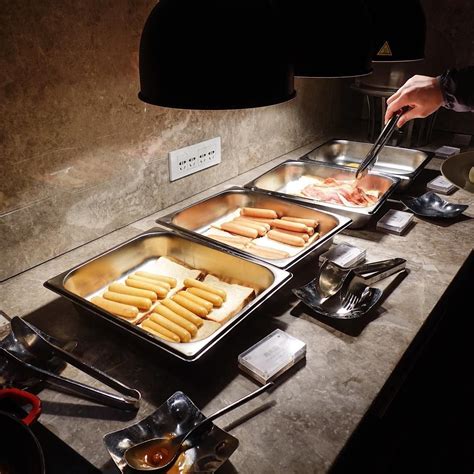 호텔 조식 따뜻한 소시지썅창 香肠와 베이컨페이껀 培根 중국 소시지香肠는 가끔 특유의 중국향이 있는 제품을 쓰기도 해 우리네 입맛과 달라 맛이 별로일 때가