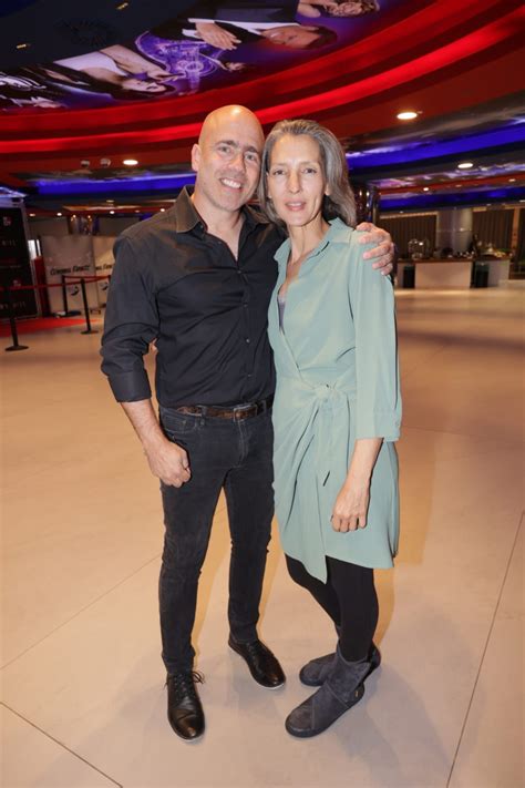 תמיר גרינברג הגיע לפרגן לזוגתו השחקנית בהשקה ונותר ללא מקום Tmi